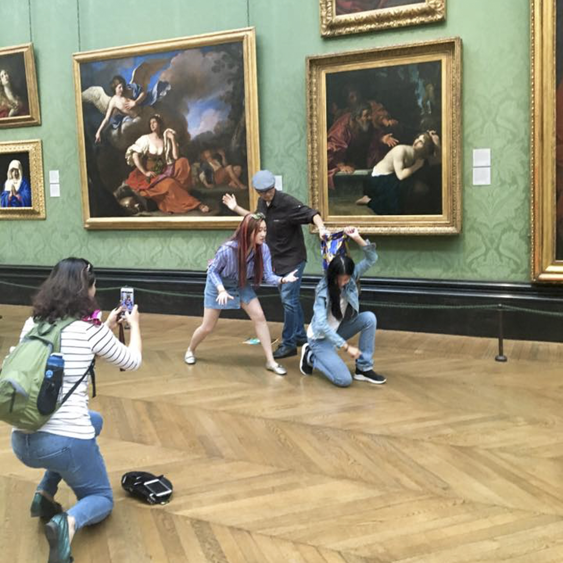 How to View Art – Anthrow Circus